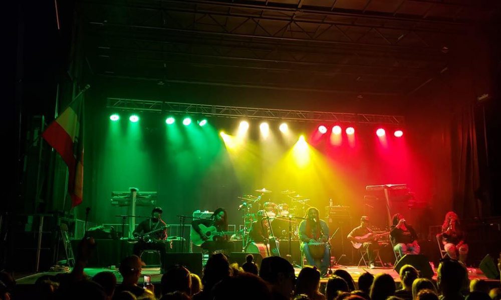 Marley fans get rare acoustic set after electrical mishap - The Sentinel